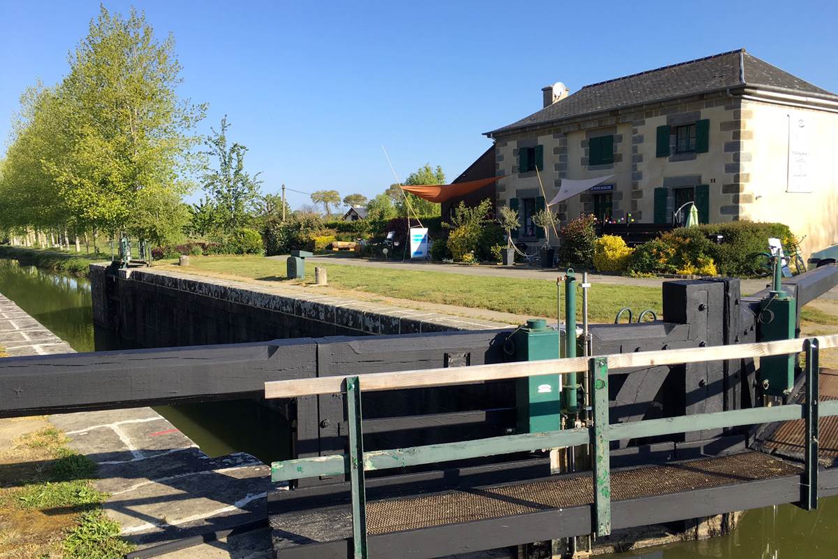 ILLE FLOTTANTE - HÉDÉ-BAZOUGES - FRANCE